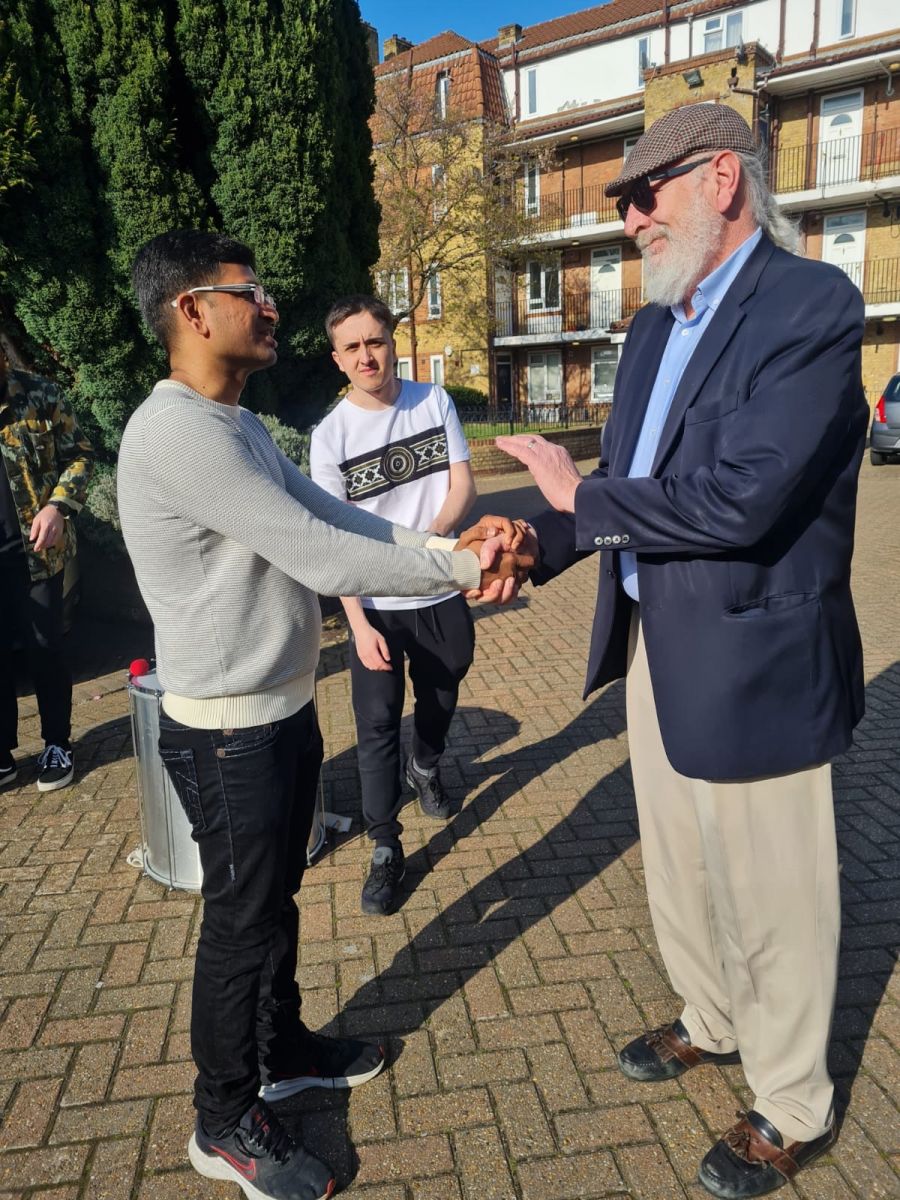 કોરોનામાં મદદ કરનાર ગુજરાતી મૂળના યુવકનો લંડનમાં કેમ વિરોધ? દેશનિકાલના ...