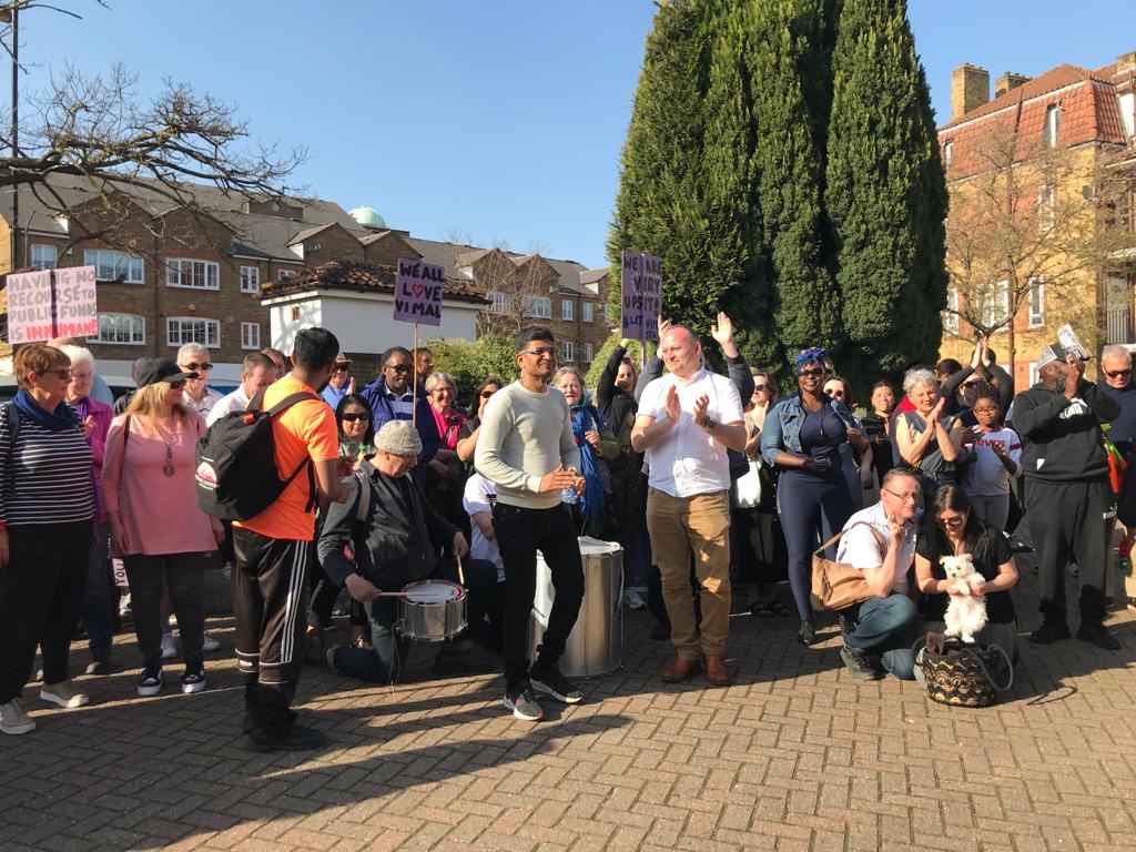 કોરોનામાં મદદ કરનાર ગુજરાતી મૂળના યુવકનો લંડનમાં કેમ વિરોધ? દેશનિકાલના ...