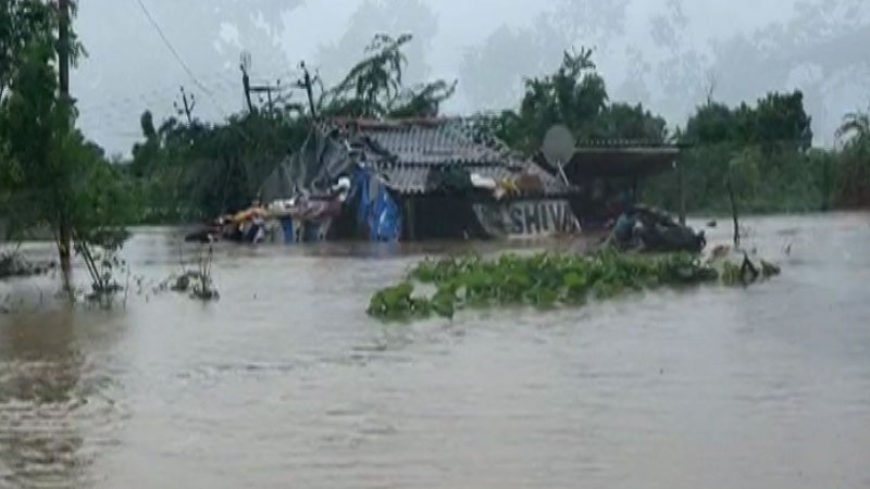 સુરતઃ કીમ નદી ભયજનક સપાટીએ, 100 ઘર પાણીમાં ગરકાવ, SDRFએ કર્યું રેસ્ક્યુ ...