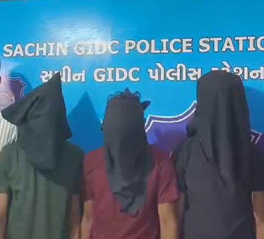 સુરતમાં દુકાન સામે ટેમ્પો પાર્ક કરવા મુદ્દે રકઝક, સળિયાના ફટકા મારી યુવકને પતાવી દીધો, બનાવ નિર્દયી