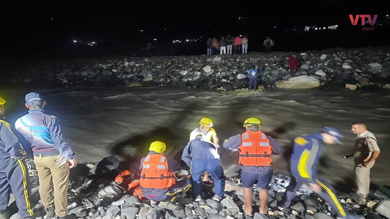Rescue of people trapped on the flooded island of Maneri Dam in ...