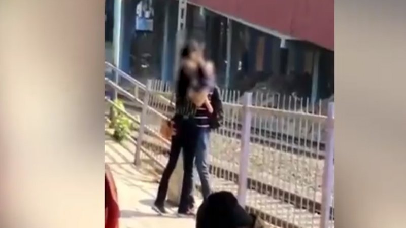 બેફામ બન્યા પ્રેમી પંખીડા: લાજ શરમ નેવે મુકી રેલ્વે સ્ટેશન પર ખુલ્લેઆમ કરવા લાગ્યા કિસ ...