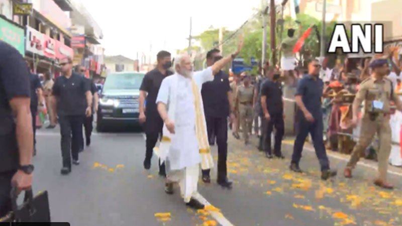 PM Modi did a road show in traditional Kerala attire