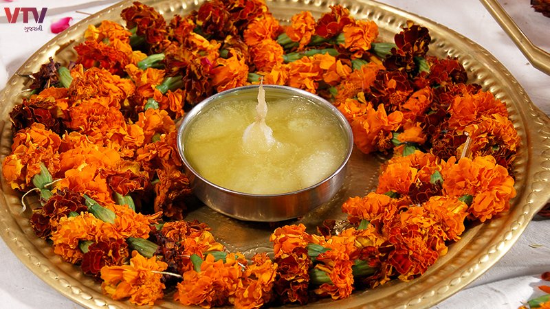 શુભ કે અશુભ? ભગવાનની તસવીર કે મૂર્તિ પર ચડાવેલું ફૂલ પડે તો સંકેત ...