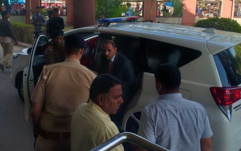surat-police-commissioner-reaches-to-rto-for-driving-license-renewal